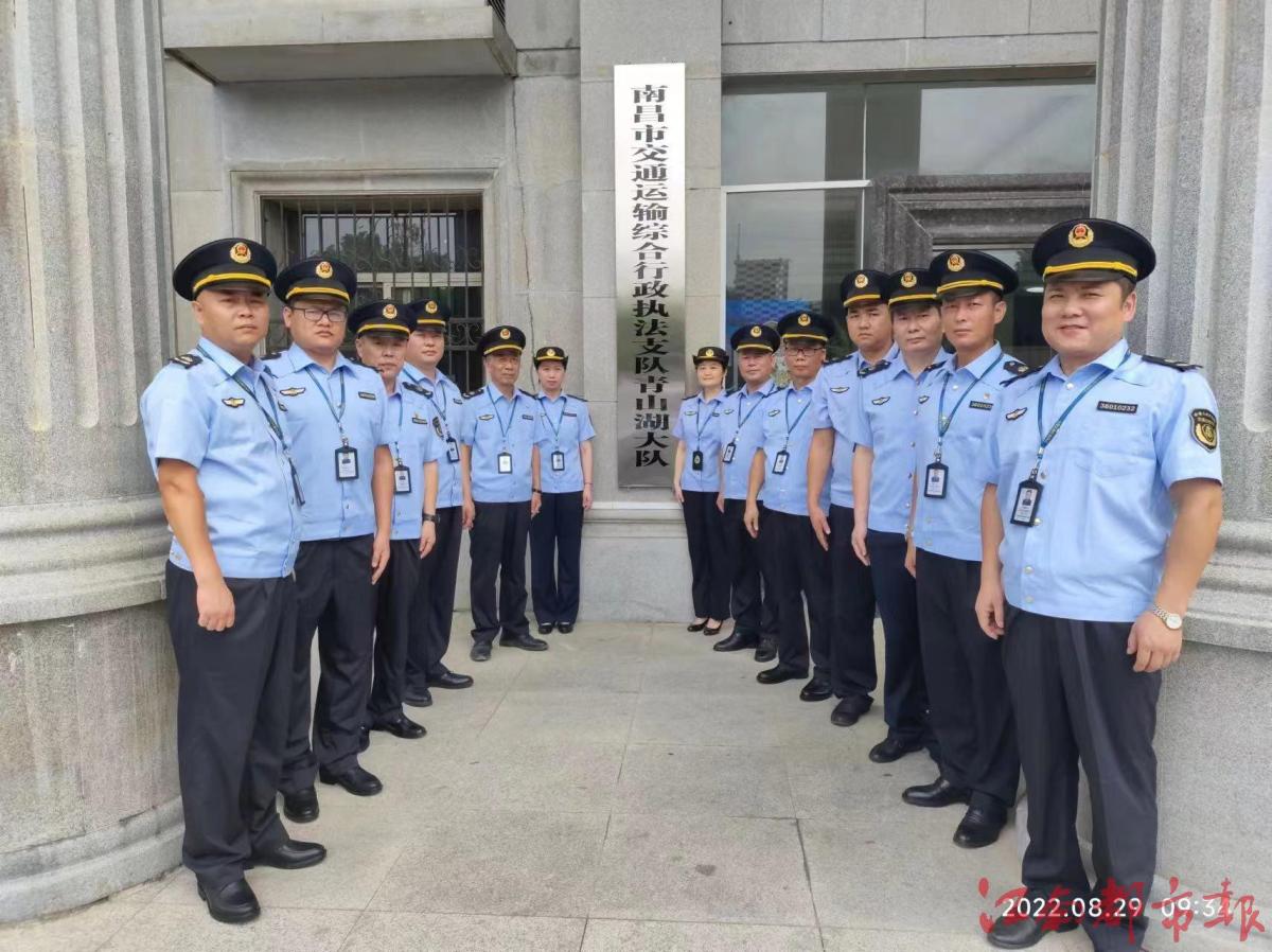 南昌市交通运输综合行政执法支队举行换装暨宪法宣誓仪式 江南都市网