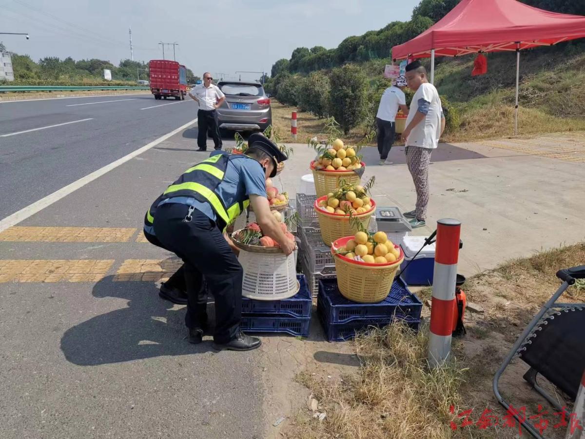 果农占道公路卖水果！南昌交通运输执法部门开展整治 江南都市网